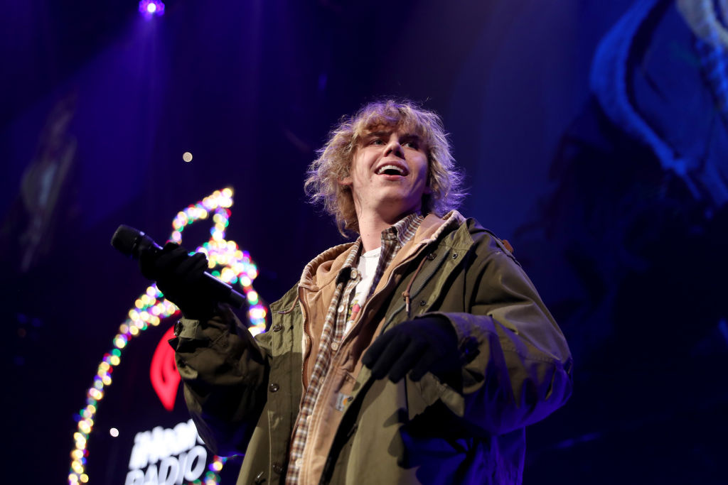 The Kid LAROI Music Video Exposes TOXIC Media in 'I Guess It's Love ...