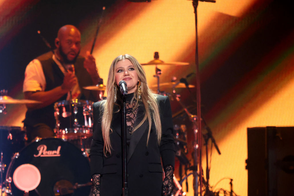 Kelly Clarkson Suffers Wardrobe Malfunction While Performing on Stage ...