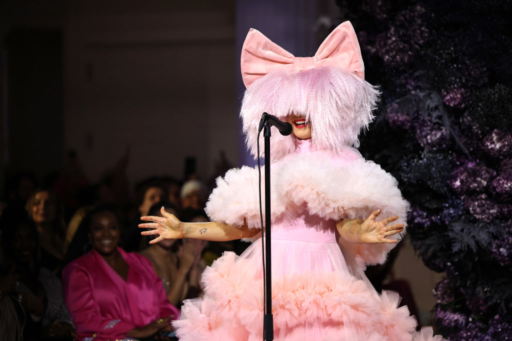Sia Shows Her Face in Public for First Time in Years at Kris Jenner's ...