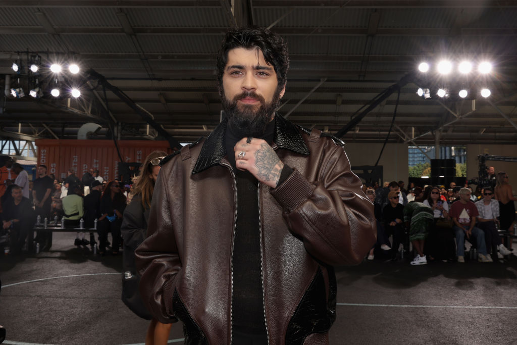 Zayn Malik Seen Arguing With Fans During Overwhelming Crowd Scene in ...